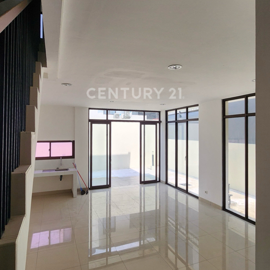 Rumah 2 Lantai Semi Furnished Di Cluster Mahakam JGC Jaktim R2147 | One21